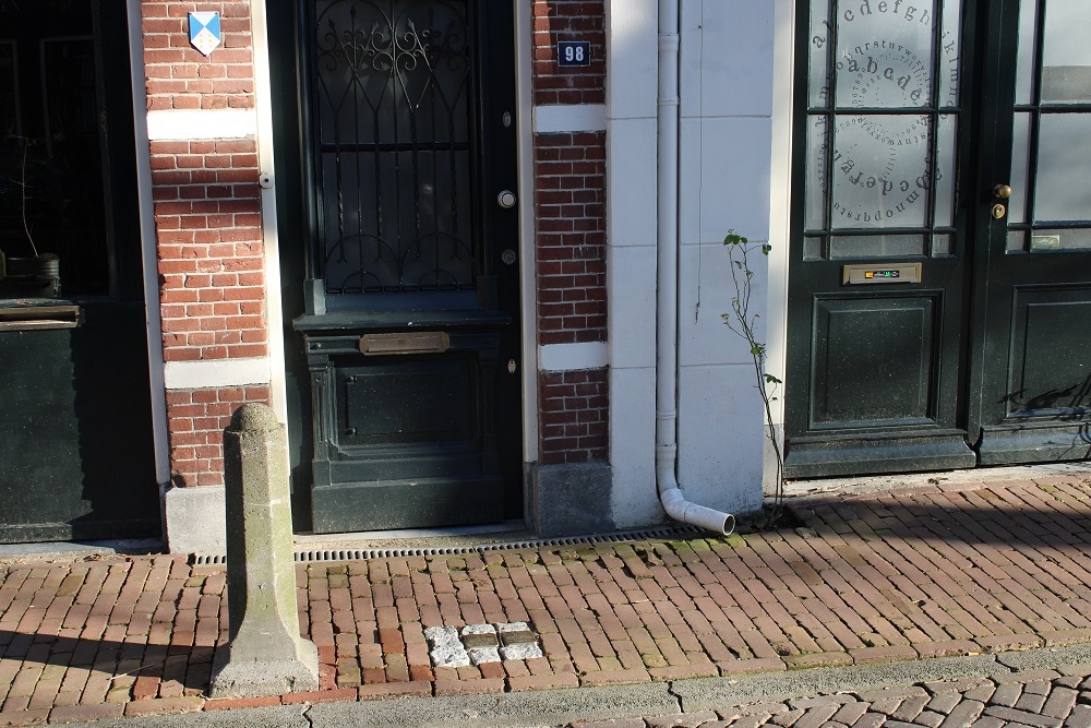 Stumbling Stones Lage Gouwe 98 - Gouda - TracesOfWar.com Stumbling Stones Lage Gouwe 98 - Gouda - TracesOfWar.com